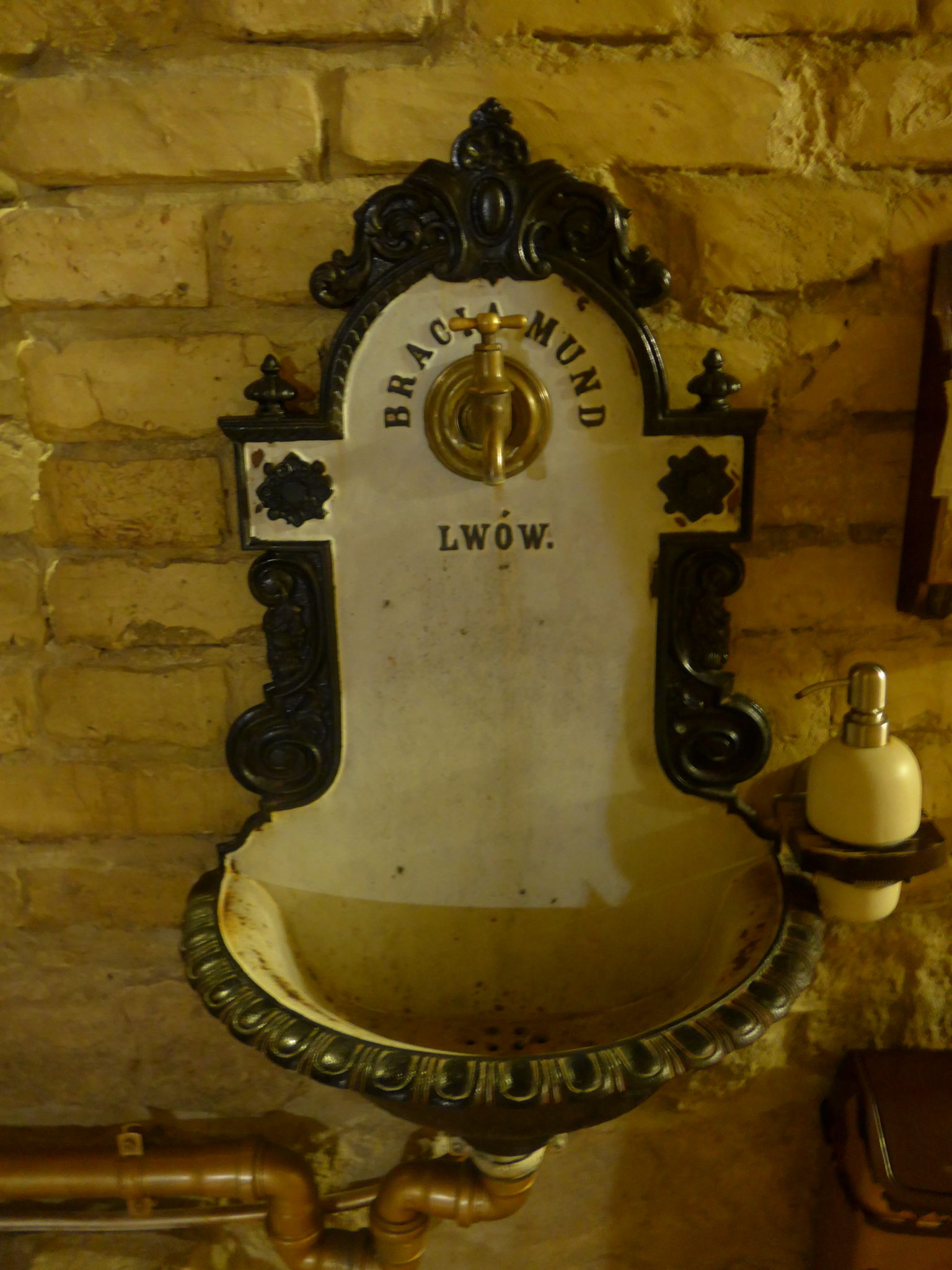 Forgotten Galicia - Bassenas: Antique Sinks in Lviv